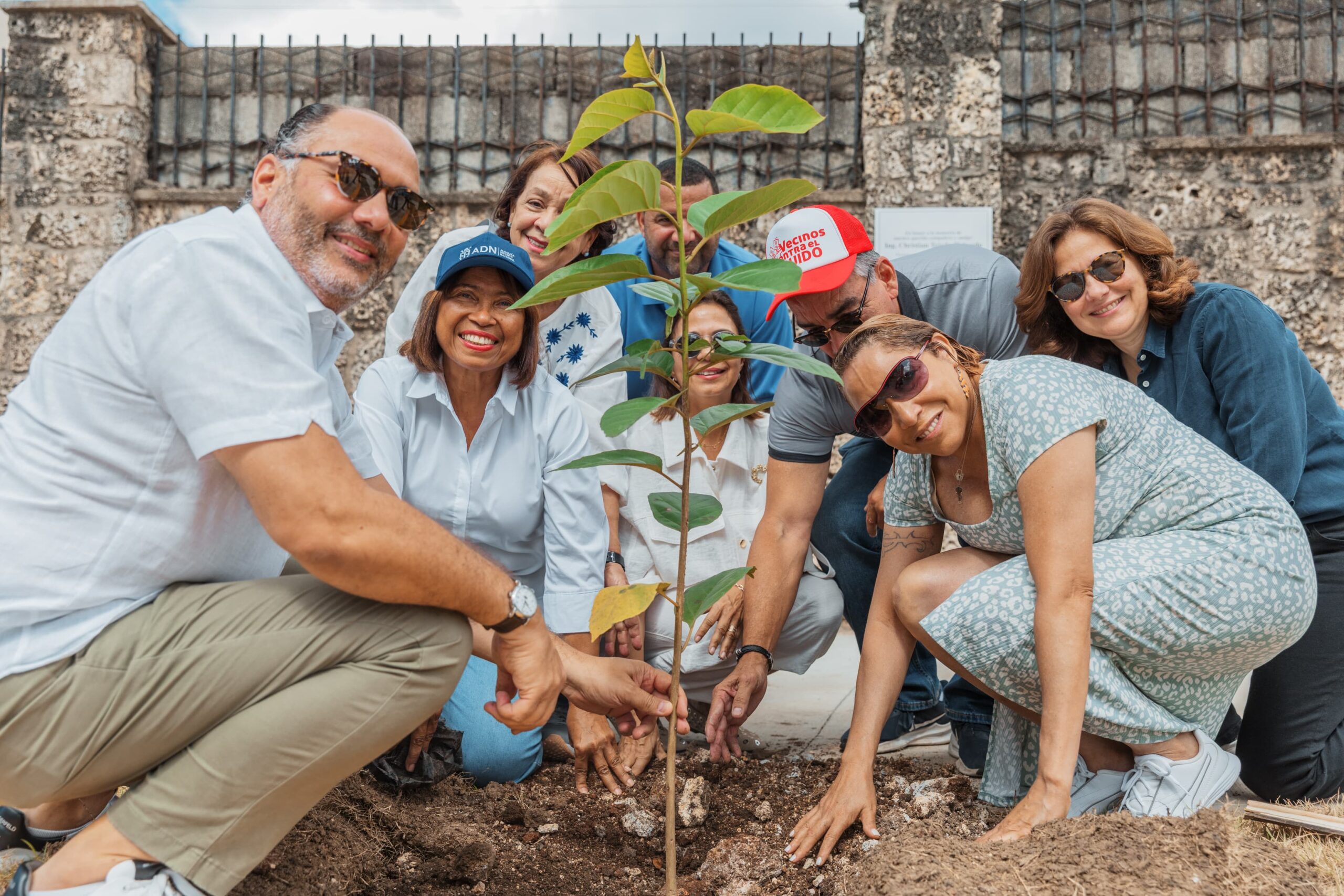 Renacimiento Florece con Nueva Siembra de Árboles y Reconocimiento a ...
