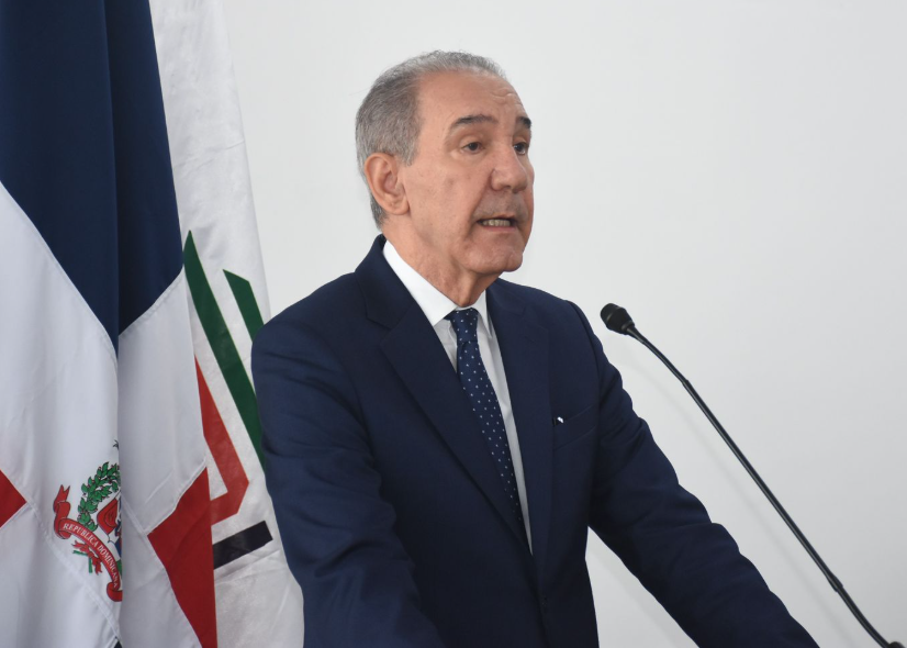 El MESCyT entrega más de 200 becas a jóvenes de UNICARIBE