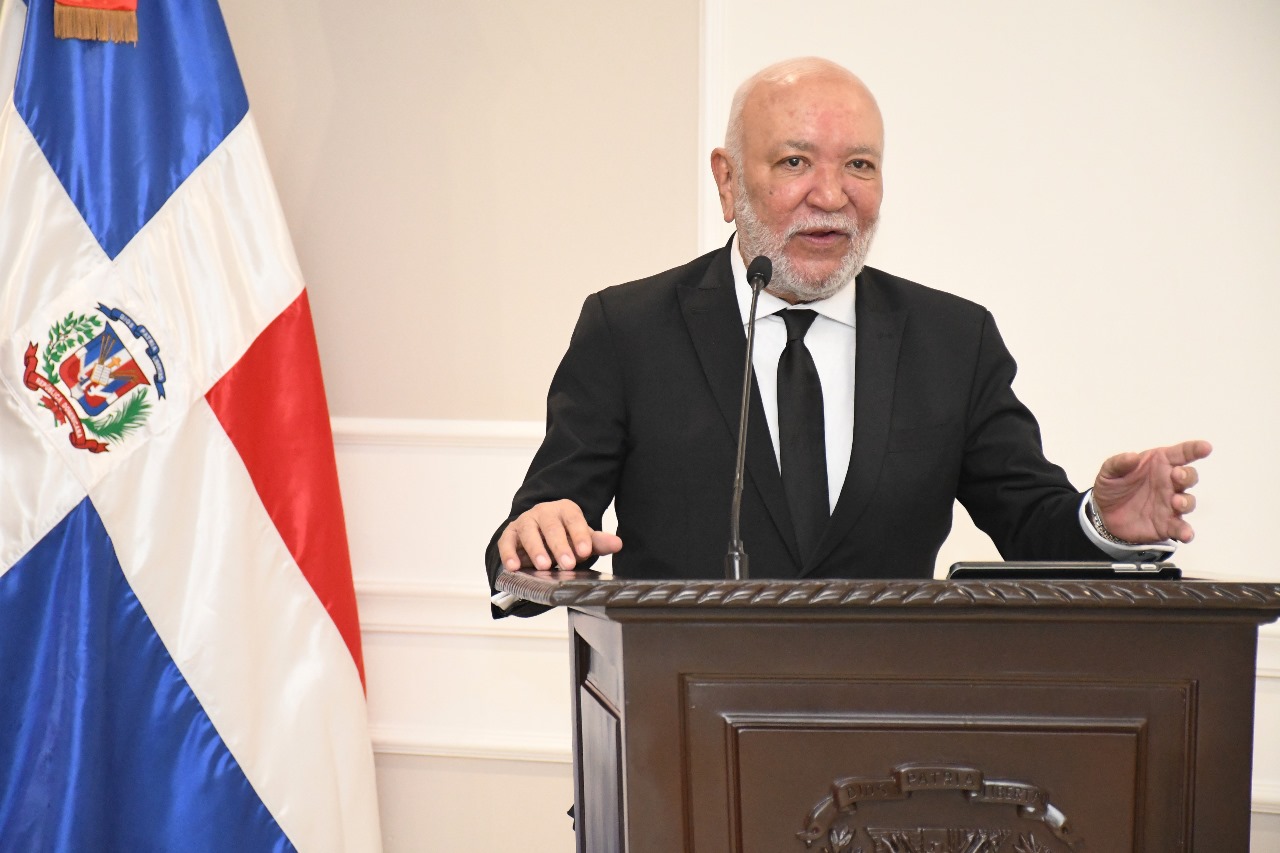 El Senado de la República reconoce a Jochy Santos por sus 50 años de ...
