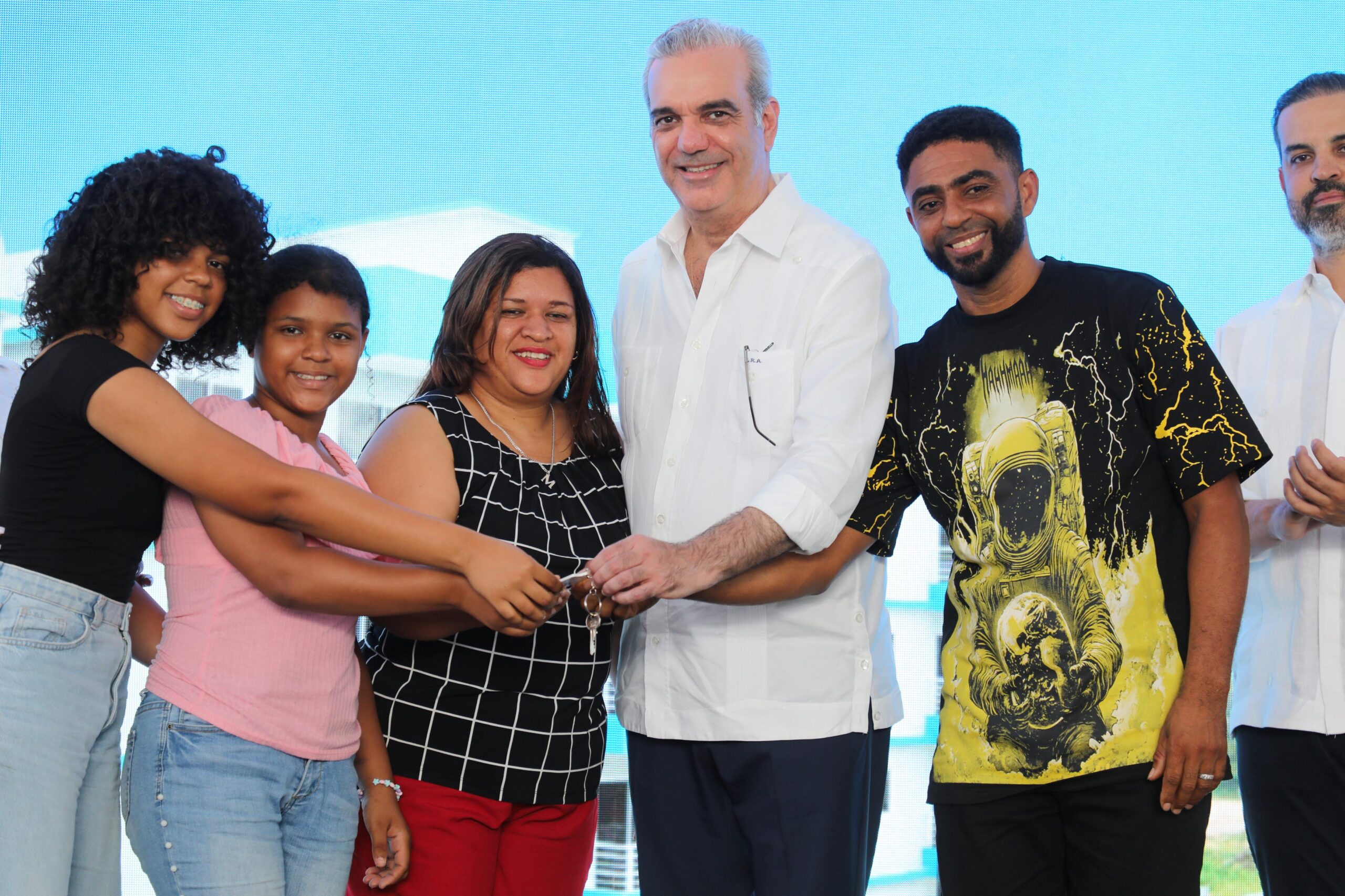 🏠 Abinader entrega 200 hogares en Hato Nuevo